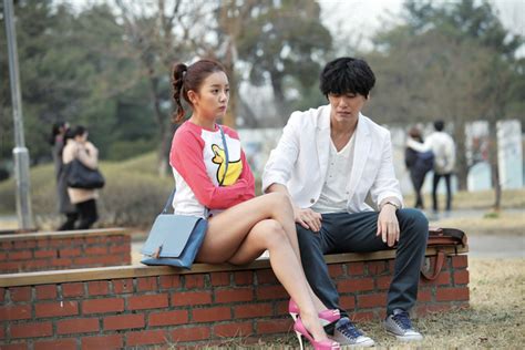 사진 찍는 남자와 ‘몸 쓰는 여자