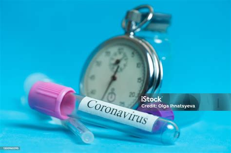 파란색 배경에 파란색 배경 클로즈업에 비문 코로나 바이러스와 스톱 워치 주사기 병 테스트 튜브 시간 의학 및 코로나바이러스의