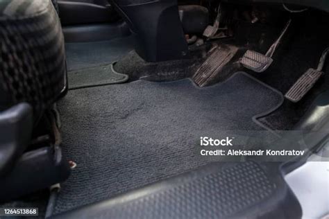 드라이 클리닝 전에 자동차 서비스에서 가스 브레이크 및 클러치 페달이있는 짙은 파란색 패브릭 소재로 만든 더러운 자동차 러그 차에 대한 스톡 사진 및 기타 이미지 Istock
