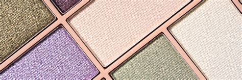 배경으로 축제 메이크업을위한 반짝이는 아이 섀도우 팔레트가있는 배너 직업적인 메이크업 및 아름다움 개념 편평한 누워 메이크업 팔레트에 대한 스톡 사진 및 기타 이미지