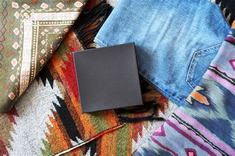 Boho 스타일에서 꽃무늬 직물의 배경에 검은 종이 상자 최고의 볼 수 있습니다 0명에 대한 스톡 사진 및 기타 이미지 0명