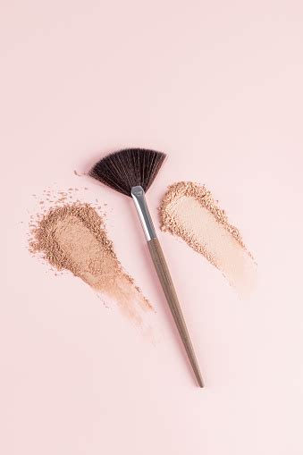 파스텔 세로 배경에 반짝이는 형광펜 질감의 두 가지 화장품 스트로크와 전문 팬 브러시 상의 View 아름다움의 개념 0명에 대한 스톡 사진 및 기타 이미지 Istock