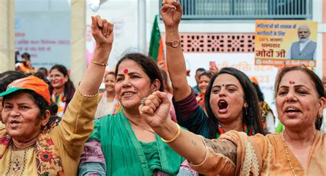 Lok Sabha Elections करड स अधक महलए करग अपन मतधकर