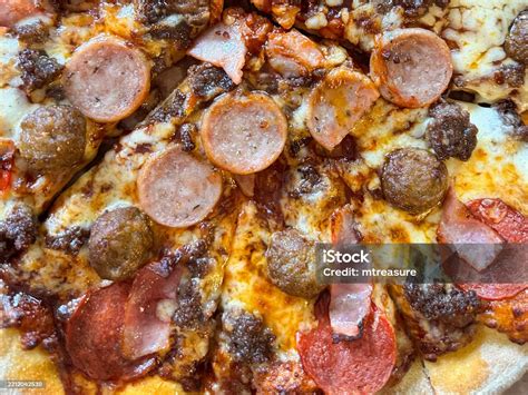 고기 잔치 페퍼로니 소시지 미트볼이 들어간 판지 상자에 담긴 테이크아웃 피자 이미지 푸짐하고 맛있는 위안 음식 0명에 대한 스톡 사진 및 기타 이미지 Istock