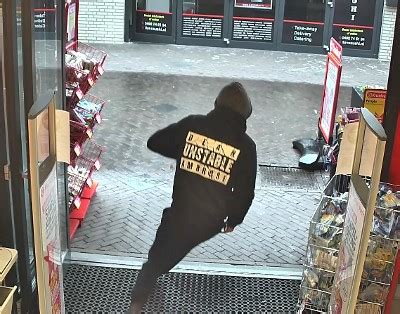 Politie Toont Beelden Verdachte Overval Op Kruidvat Brouwhuis Ditishelmond Nl
