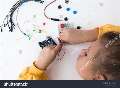 Cute Girl Constructs Robot Arduino Program 스톡 사진 1233418024 Shutterstock