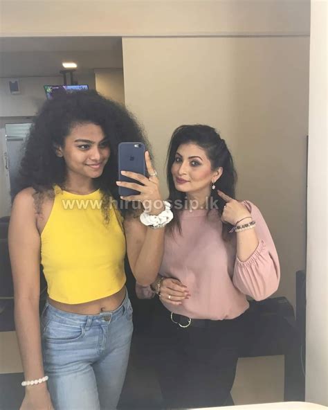 මගේ අම්මා ආදරෙයි හුඟක්” නිළි රොෂානා ඔන්ඩච්චිට සුරූපී දියණියගෙන් ලැබුණු වටිනා කියන තෑග්ග