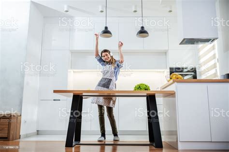 부엌에 서서 좋아하는 노래와 춤을 듣고 앞치마에 쾌활한 젊은 매력적인 백인 여성 건강한 식생활 개념 춤에 대한 스톡 사진 및 기타 이미지 Istock