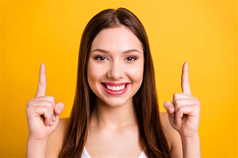 클로즈업 사진 아름다운 재미 그녀 그녀의 숙녀 완벽한 외관 손 팔 집게 손가락 표시 까지 빈 공간 조언 가격 구매 구매자 착용 캐주얼 흰색 탱크 탑 고립 밝은 노란색 배경