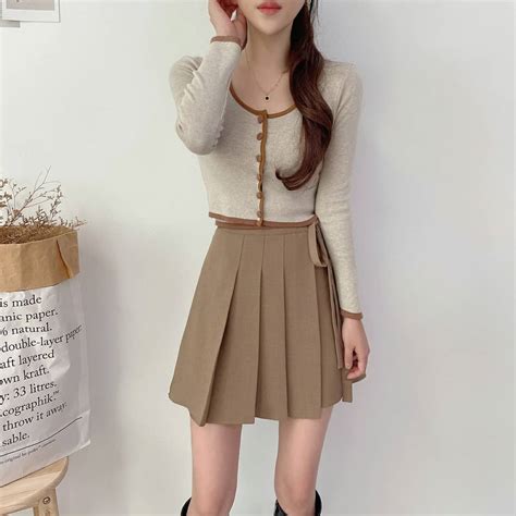 러블리쌤 부드러운 터치감과 배색포인트가 돋보이는 나시가디건세트 바디에 슬림하게 핏되는 나시와