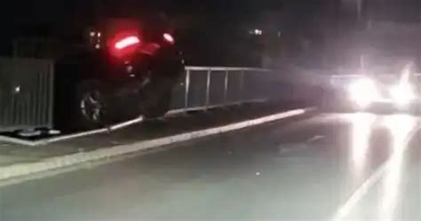 ОТ ПОСЛЕДНИТЕ МИНУТИ Кола увисна от мост в София Информационна агенция ПИК