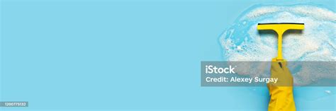 노란색 고무 장갑을 낀 손은 청소용 스크레이퍼를 들고 파란색 배경에 비누 비누를 닦습니다 청소 개념 청소 서비스 배너 플랫 레이 상단 보기 손에 대한 스톡 사진 및 기타