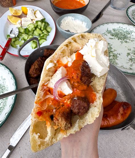 Cevapi I Pita Med Vitlökskräm Vitost Och Ajvar Ish Tuvessonskan