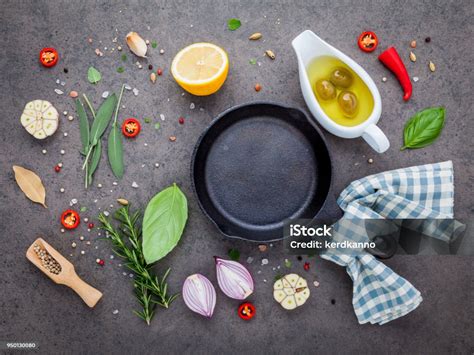 어두운 돌 배경에 빈 오래 된 무 쇠 Skille 스테이크 개념 복사 공간을 만들기 위한 재료입니다 각종 허브와 양념 로즈마리 세이 지 베이 잎 바 질 마늘 및 후추의 열매