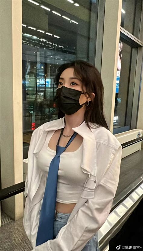 X666小意义 On Twitter 距离上次撸鸡巴应该差不多十天了，昨天晚上爽撸了一发，屌硬的让我很少有种能操爽女人的自信，射得也贼多。 感谢喻言这傲人的大奶子帮我把积攒十天的精液弄出来