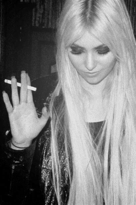 Taylor Swift Smoking Cigarettes