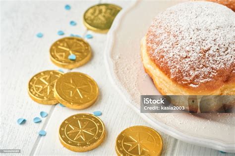 행복한 하누카 하누카 달콤한 도넛 선물 상자 흰색 양초 및 흰색 나무 배경에 초콜릿 동전 유대인 휴일 하누카의 이미지와 개념