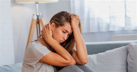 두통으로 집에서 소파에 앉아 고통을 느끼고 몸이 좋지 않은 표정으로 매력적인 여성의 초상화 사진 Unsplash의 사무실 이미지