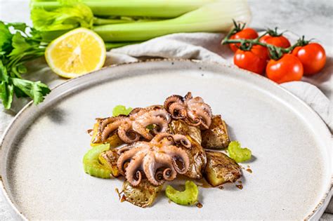 감자와 셀러리를 곁들인 문어 구이 회색 배경입니다 맨 위 보기 갑오징어류에 대한 스톡 사진 및 기타 이미지 갑오징어류 굽기 두족강 Istock