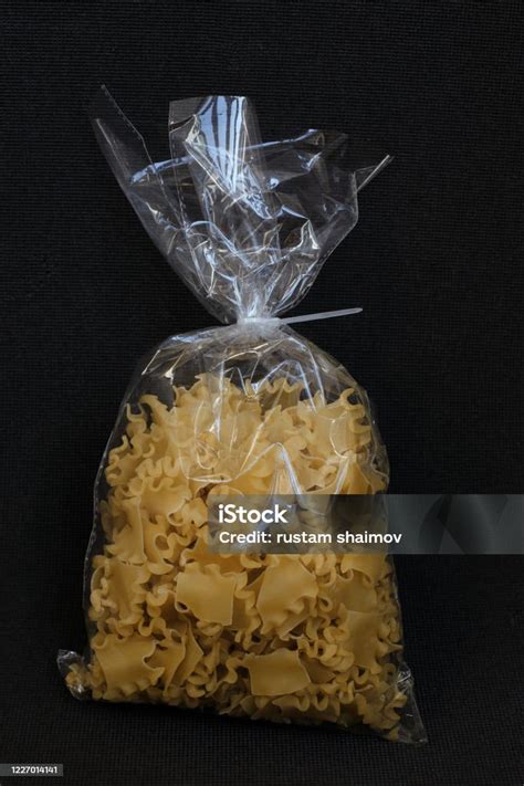 파스타 포장 템플릿 검은 색 배경에 격리 생 스파게티 이탈리안 파스타 미조리 마카로니 인 패키지 베르미첼리 파스타 제품 드라이 푸드 소포에 대한 스톡 사진 및 기타 이미지