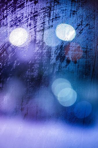 푸른 색조의 얼룩이있는 밤 젖은 창 유리의 추상적 인 배경 거리에 대한 스톡 사진 및 기타 이미지 거리 검은색 날씨 Istock