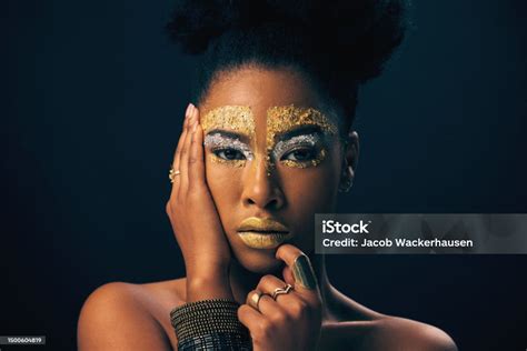 메이크업 금 판타지와 함께 스튜디오에서 흑인 여성의 초상화는 럭셔리 화장품 또는 아프리카의 자부심을 위해 자연스럽고 창의적이며