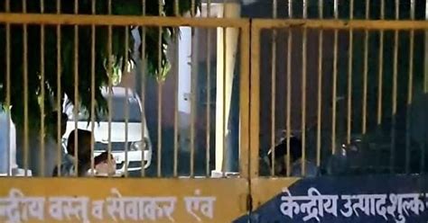 Up News अलीगढ़ Gst ऑफिस पर सीबीआई की छापेमारी भ्रष्टाचार के आरोपों की हो रही जांच Cbi Raids