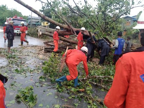မိုးသည်းထန်စွာရွာသွန်း၍ လေပြင်းတိုက်ခတ်မှုကြောင့် ကျောက်တံခါးမြို့နယ် ခင်ကြီးကျေးရွာအနီး ရန်ကုန