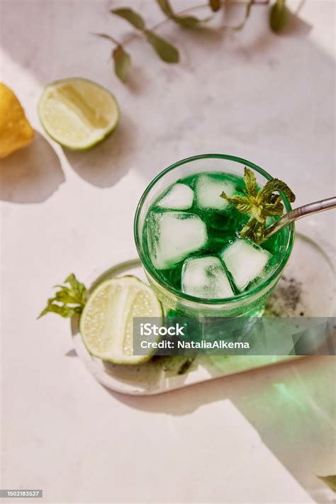 무알콜 건강 디톡스 레몬 라임 그린 스파클링 목테일 비타민 건강 음료 성 패트릭의 날을 위한 그린 시트러스 애플티니 목테일