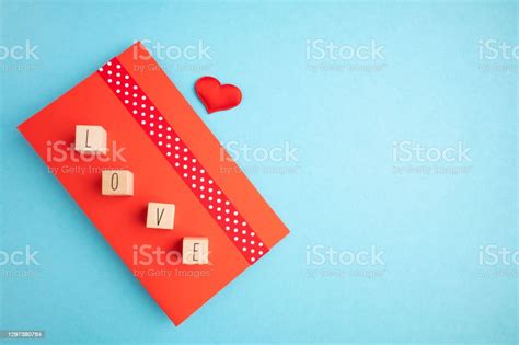 빨간색 봉투와 텍스트 공간이있는 파란색 배경에 대한 단어 사랑 발렌타인 데이배너 광고 용 템플릿 개념에 대한 스톡 사진 및 기타 이미지 Istock