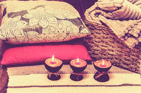 굽기 스파 아로마 촛불 코코넛 쉘 베개와 체크 무늬 아늑한 홈 인테리어 배경에서 0명에 대한 스톡 사진 및 기타 이미지 0명 갈색 고리 세공 Istock