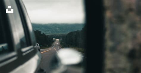 도로변에 있는 자동차의 사이드 뷰 미러 사진 Unsplash의 무료 자동차 이미지