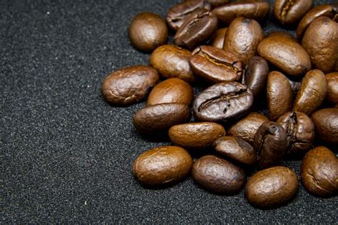 커피 원두가 검은 배경에 놓여있는 방식 우아하고 맛있는 커피 원두와 모닝 커피의 향기 0명에 대한 스톡 사진 및 기타 이미지