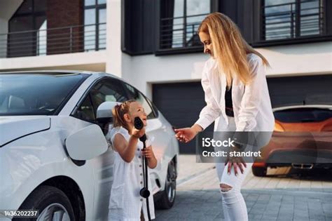 어린 딸과 함께 있는 젊은 여자는 야외에서 전기 자동차를 타고 있다 2명에 대한 스톡 사진 및 기타 이미지 2명 35 39세 4 5세 Istock