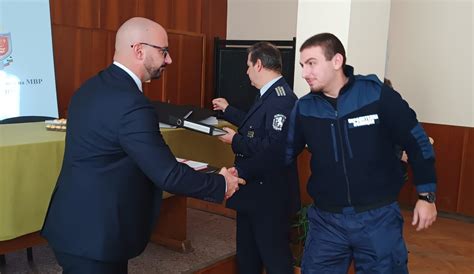 ОСЕМ млади полицаи започват работа в звено Общинска полиция шефът на МВР Перник Милчо Милчов