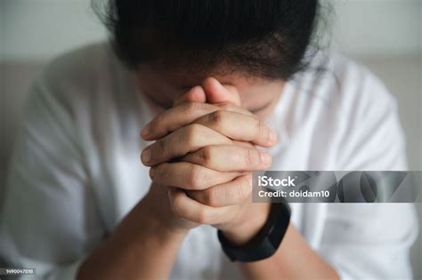 그리스도인의 삶의 위기를 하나님께 드리는 기도 여자 더 나은 삶을 바라는 하나님의 축복을 위해 기도하십시오 여자는 성경으로 하나님께 기도하는 손을 잡았다 용서를 구걸하고