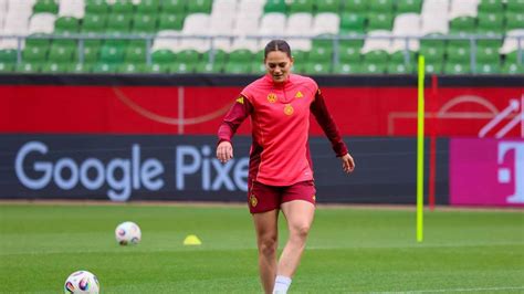 Dfb Frauen Giovanna Hoffmann Wandelt Auf Diegos Spuren