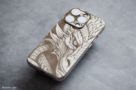 iPhone 16 Pro dán da khắc rồng đẹp tặng anh em luôn