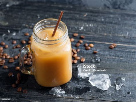 분쇄 된 얼음과 어두운 나무 테이블에 상쾌한 여름 차가운 양조 커피의 항아리 0명에 대한 스톡 사진 및 기타 이미지 0명 마실 것 목재 재료 Istock
