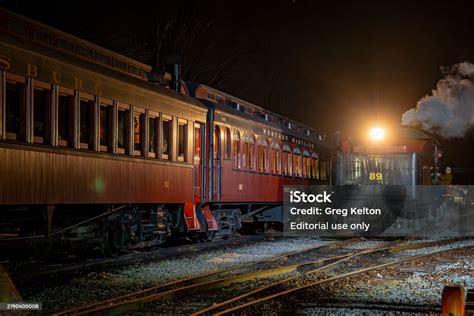 밤에는 빈티지 증기 기관차와 엔지니어가 급수탑에서 물을 끌어 올리는 모습 객차에 대한 스톡 사진 및 기타 이미지 객차 경관 고풍스런 Istock