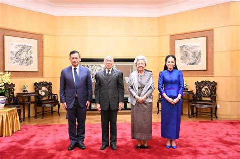 សម្ដេចធិបតី ហ៊ុន ម៉ាណែត និងលោកជំទាវ ចូលក្រាបបង្គំគាល់ ព្រះមហាក្សត្រ និង