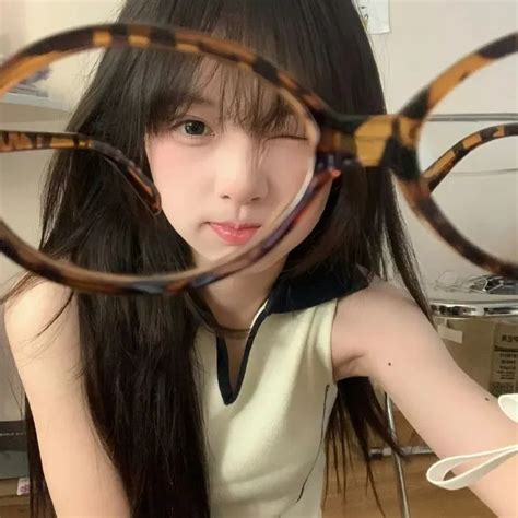 长发女孩戴着时尚豹纹眼镜的可爱头像 男女头像｜6月男生女生头像合集表情包图片动图 求表情网 斗图从此不求人