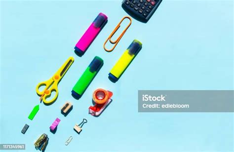 학교 용품 및 색칠 펜 플랫 에 누워 파란색 배경학교 용품 및 색칠 펜 플랫 노란색 배경에 누워 계산기에 대한 스톡 사진 및 기타 이미지 Istock