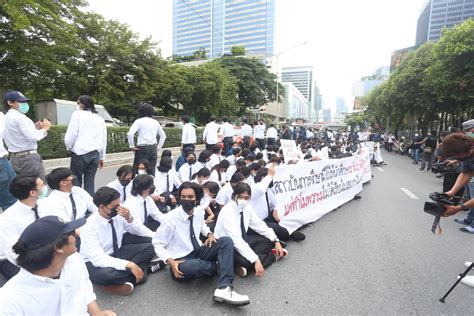 นศ อุเทนถวาย ปิดถนนพญาไท จี้เปิดเรียน สอนปกติ แทนออนไลน์