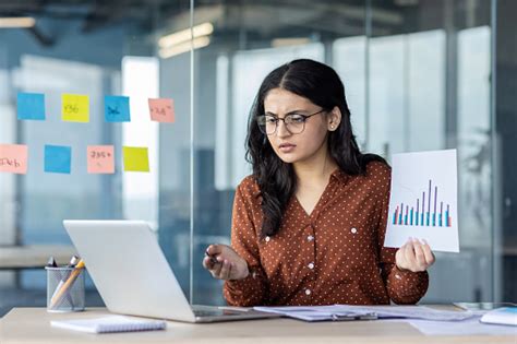 사무실에서 화상 회의 중 차트와 데이터를 분석하는 여성 사업가 공연에 대한 스톡 사진 및 기타 이미지 공연 프리젠테이션 연설 개발 Istock