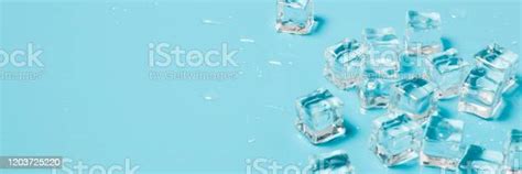 파란색 배경에 물이있는 얼음 조각 음료에 대한 얼음 개념 배너 플랫 레이 상단 보기 0명에 대한 스톡 사진 및 기타 이미지 0명 각얼음 결정체 Istock