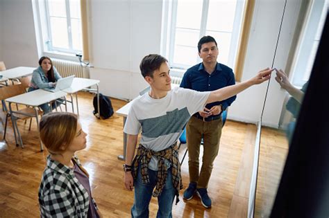 교실에서 강의하는 동안 스마트보드를 사용하는 고등학생 고등학교에 대한 스톡 사진 및 기타 이미지 고등학교 공부 교사 교육