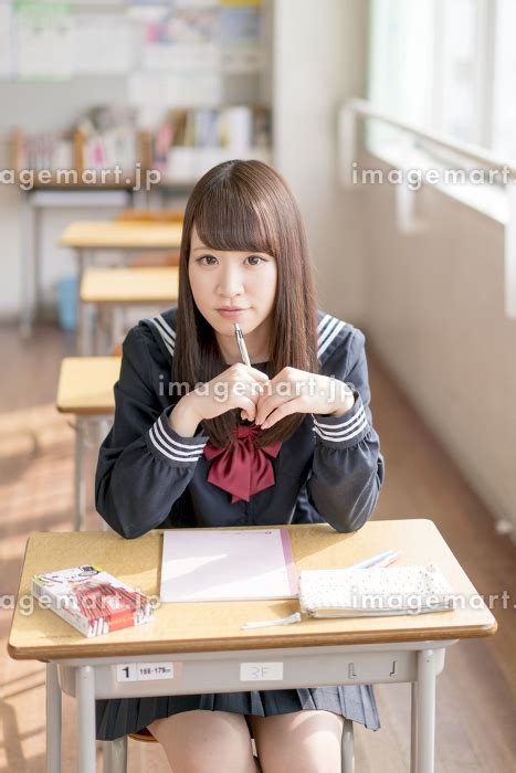教室の机に座る女子高生の写真素材 [110253771] イメージマート