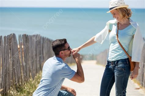 그의 여자 친구 손에 키스하는 남자 사진 배경 및 무료 다운로드를위한 그림 Pngtree