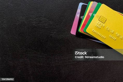 보안 개념입니다 블랙 데스크 하향식 복사 공간에 신용 카드 스택 0명에 대한 스톡 사진 및 기타 이미지 0명 구매 금융 Istock